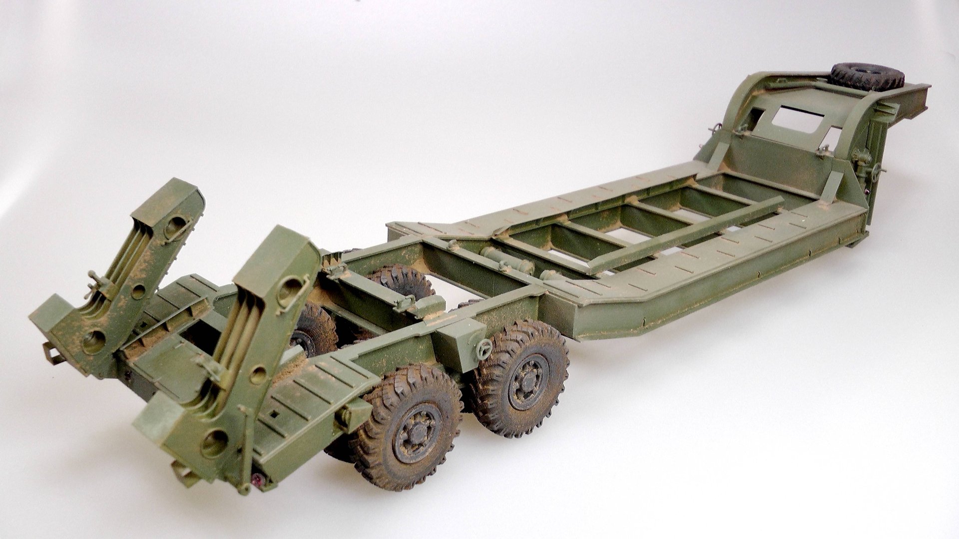 Сборка и окраска прицепа ЧМЗАП - 5247. HOBBY BOSS 85513. Масштаб 1:35