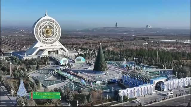 Президент Туркменистана принял участие в новогоднем торжестве у главной ёлки страны