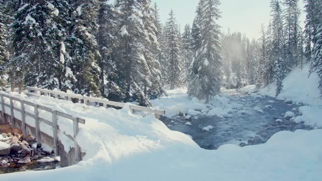 Музыка. Клипы 4К. Снег во дворе...