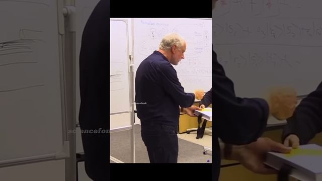 Алексей Семихатов объясняет  свойства спина электрона. Фокус с ремнем Дирака.