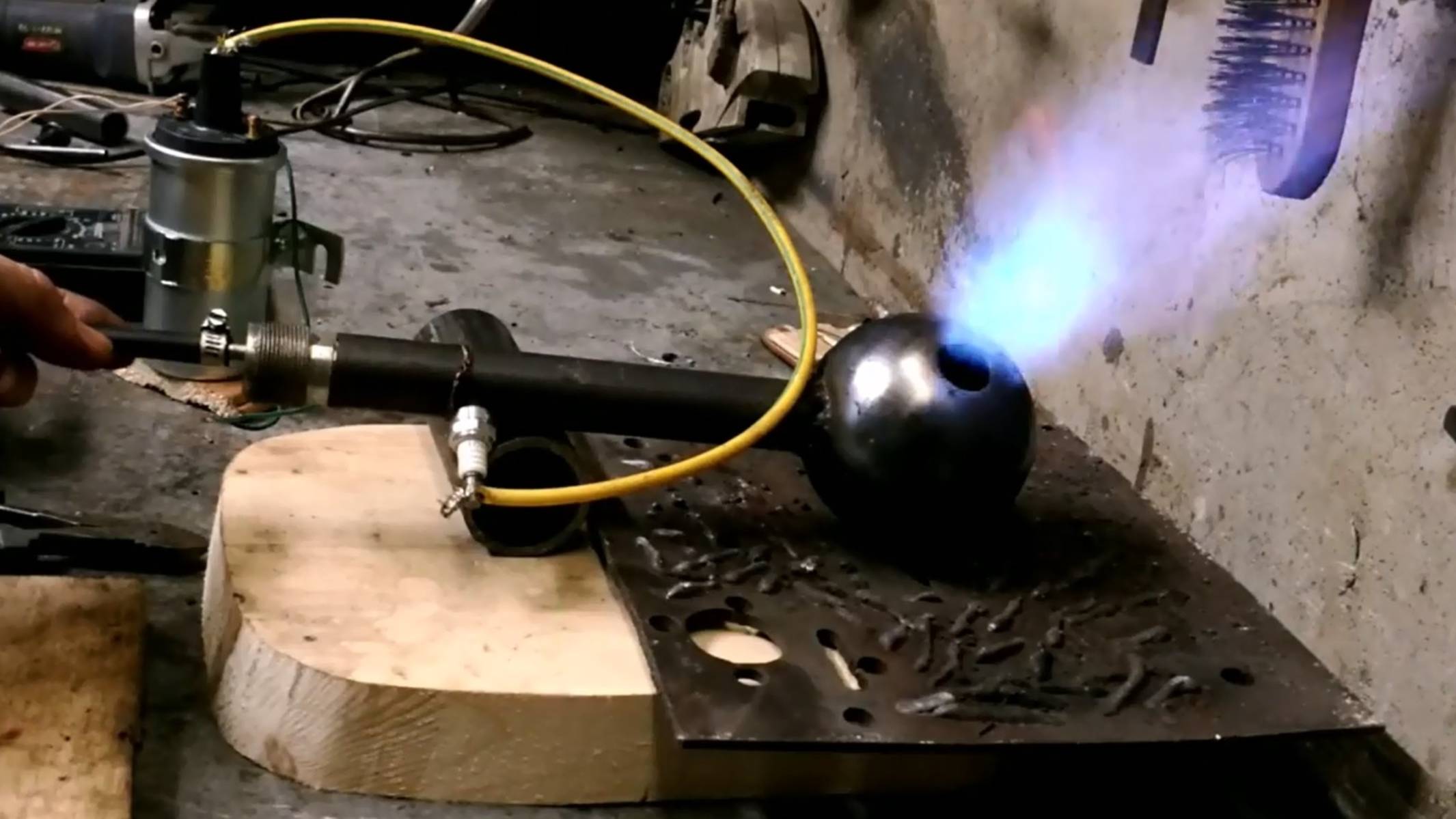 Сферический дефлаграционно-резонансный источник энергии