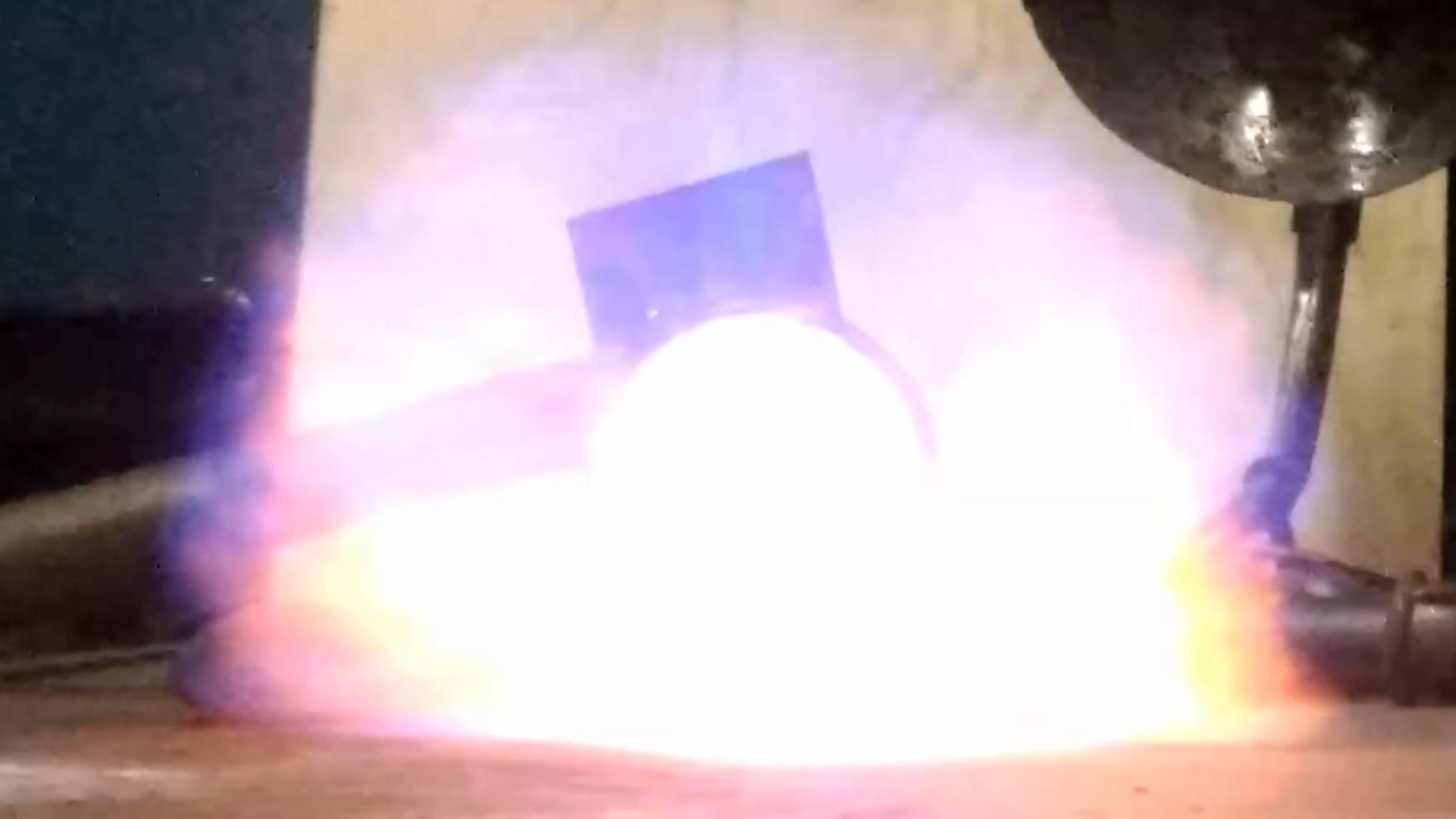 Центростремительное вихревое сжатие волны детонационного горения