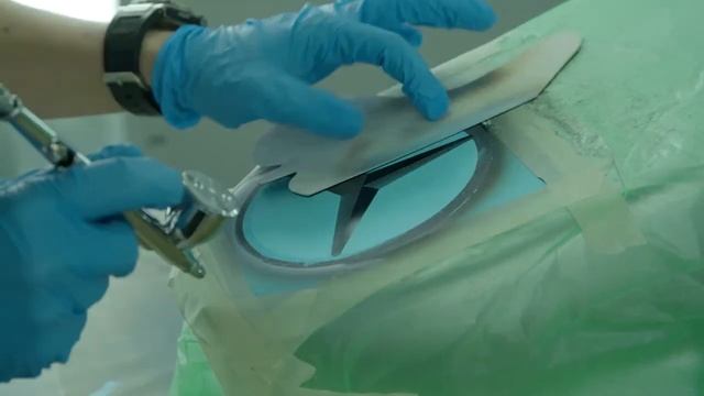 Гоночная команда Mercedes-AMG Petronas Motorspor использует краски Spies Hecker в своем цехе покрас