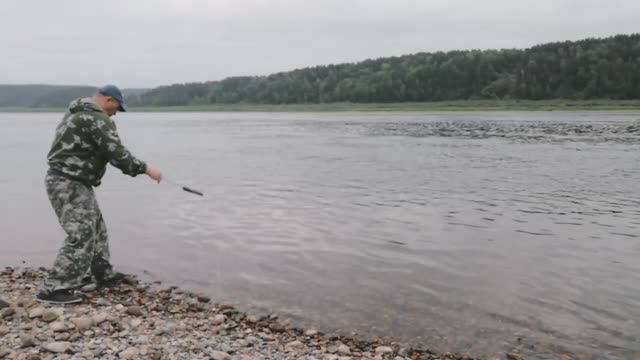 КАК ЗАБРОСИТЬ  РЫБОЛОВНУЮ РЕЗИНКУ С БЕРЕГА БЕЗ ЛОДКИ