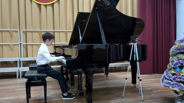 П.И. Чайковский - «Марш деревянных солдатиков». Исполняет Соловьёв Григорий (3 класс)