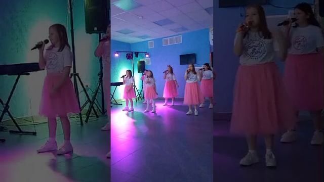 Лиза Николаева в хоре - Новый год