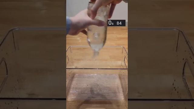 как быстрее всего вылить воду из бутылки