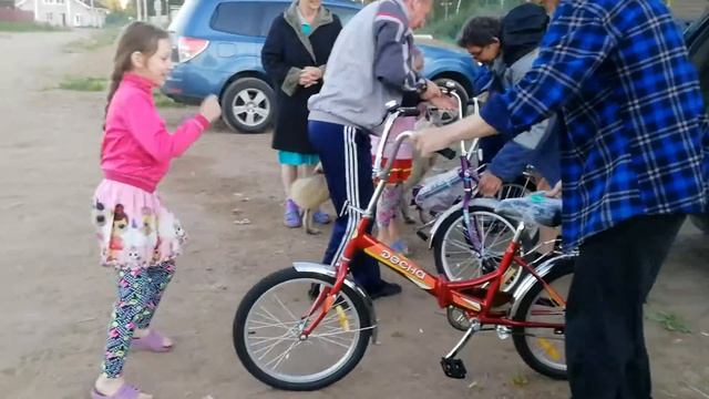 Дедушки дарят внучкам подарок