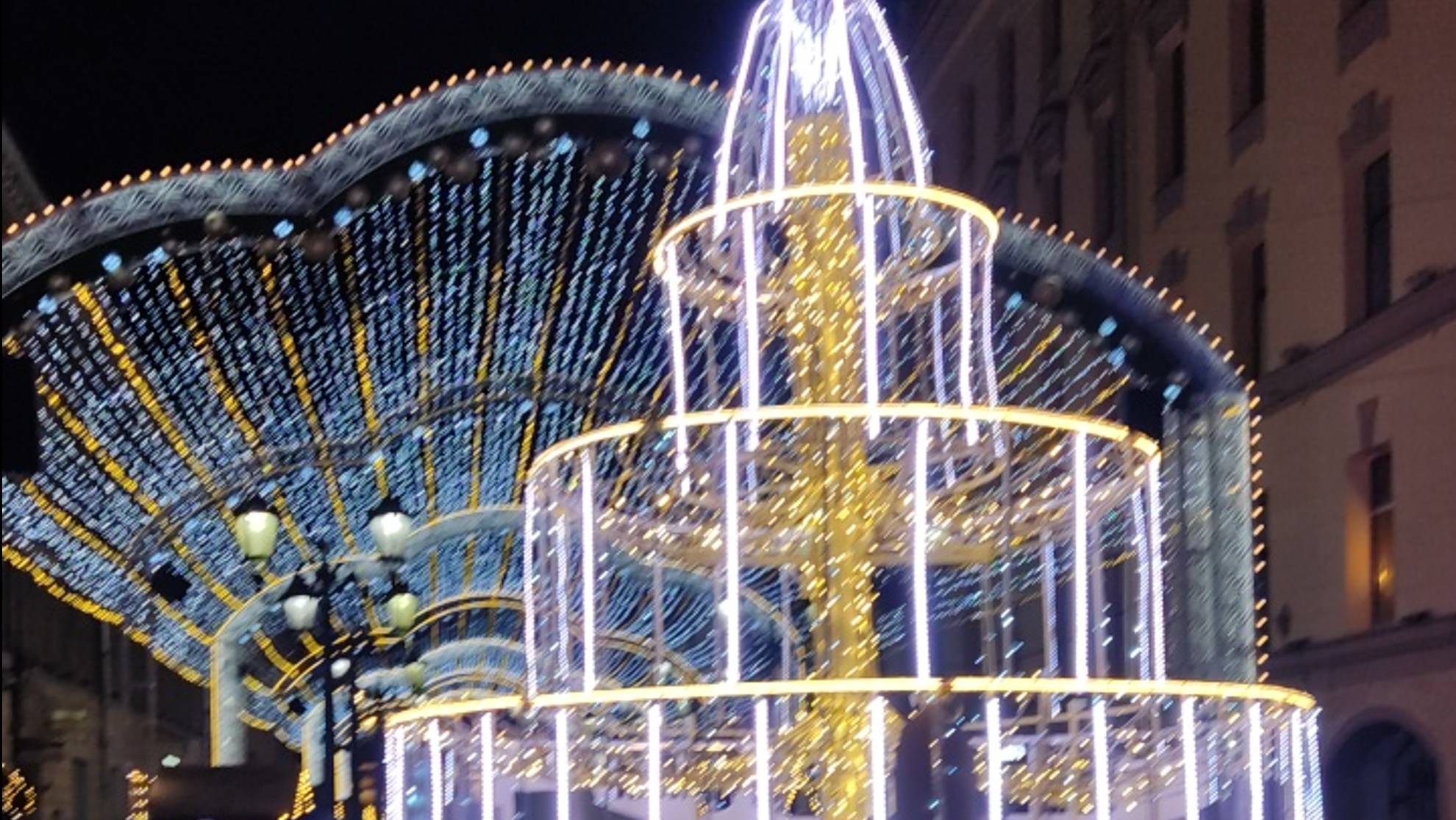 Новогодняя ярмарка на Манежной площади в Петербурге