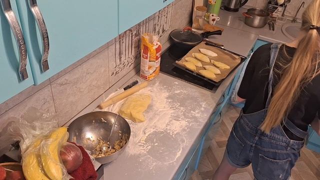 готовлю пирожки с капустой, картошкой ,рисом и сладкие плюшки