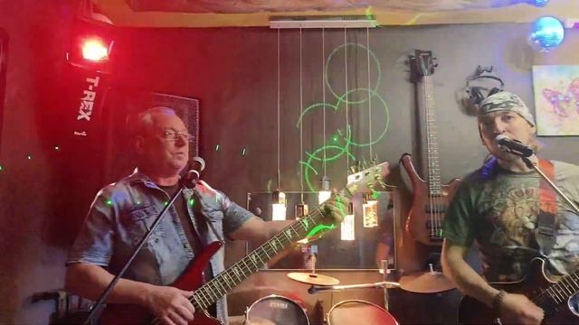 Свет в твоем окне (песня) Когда я вижу свет в твоем окне то на душе спокойно мне