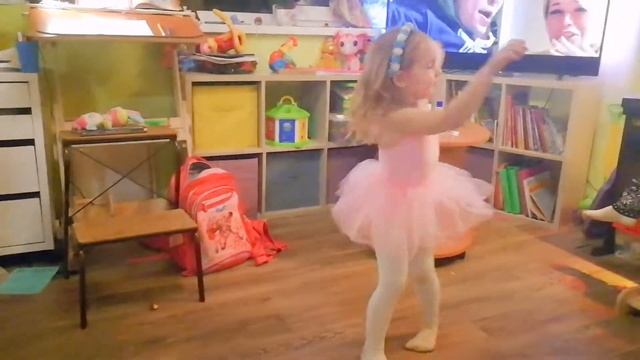 Алеся танцует