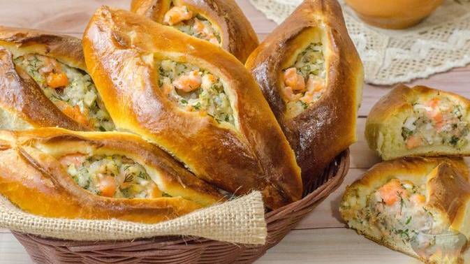 РАССТЕГАИ С РЫБОЙ, РИСОМ И ЯЙЦАМИ