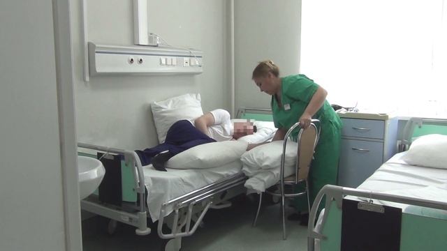 Позиционирование больного после инсульта на пораженной стороне.