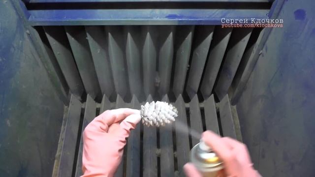 Новогодние игрушки из шишек