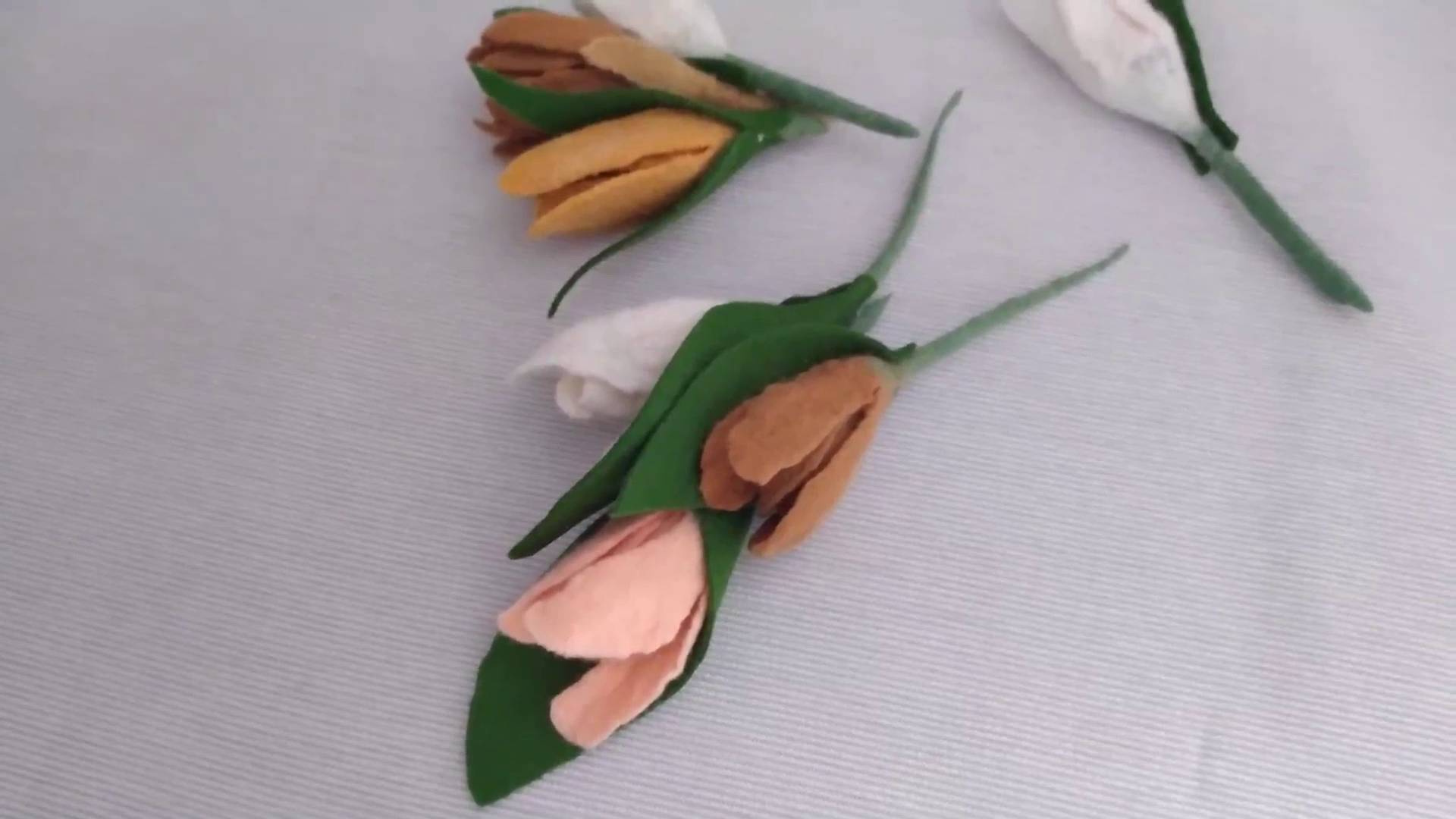 Подробный пошаговый урок по мокрому валянию цветов из шерсти. Тюльпаны