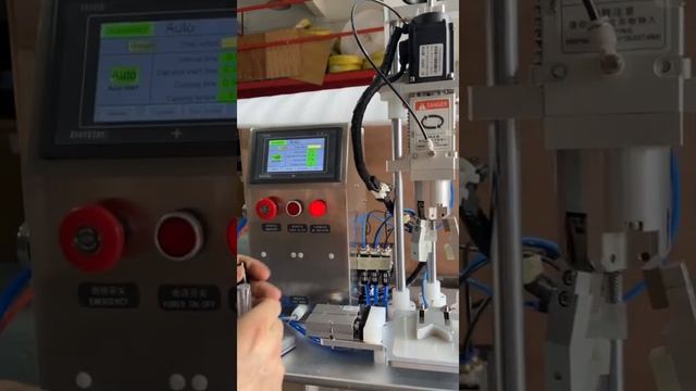 Настольная трехкулачковая укупорочная машина для бутылок нестандартной формы