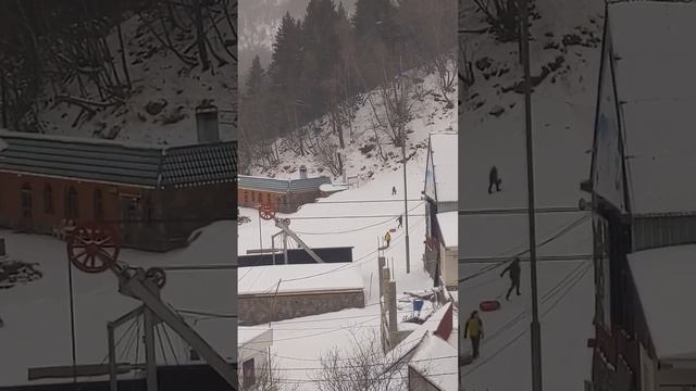 Эльбрус - Чегет 2023. Поляна Чегет. Народ катается на тюбингах