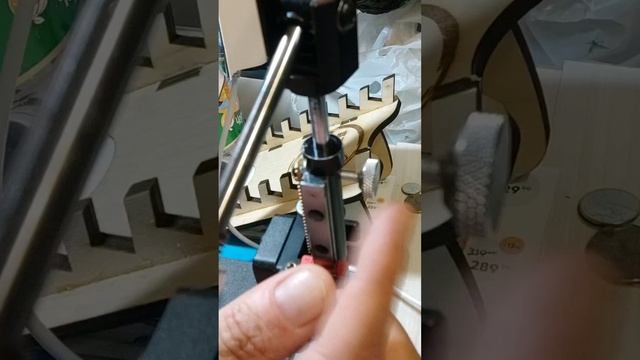 Как работает импровизированный компенсатор толщины камня на точилке Вектор