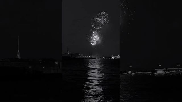 Ты вся сияешь ослепительным лунным светом, а я горю лишь тобой. Я так хочу чтобы ты разделила…