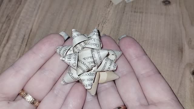 Как сделать бантик на подарок в форме цветка из бумаги своими руками