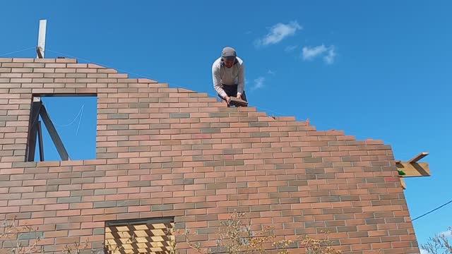 3. Кирпичный фронтон