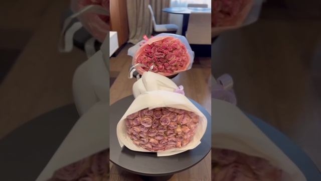 Получение трёх больших букетов роз вызывает сильные эмоции и ощущение счастья