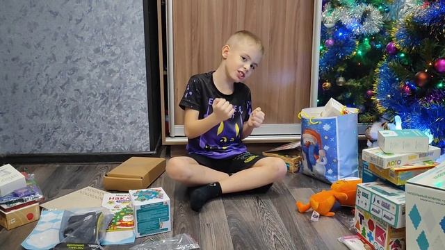 Распаковка новогодних подарков