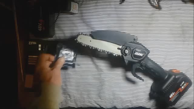 Аккумуляторная цепная пила.