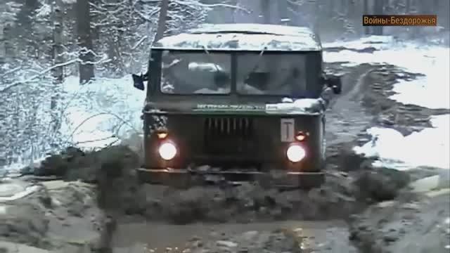 Старый легендарный грузовик ГАЗ-66 4x4 застрял в грязи на бездорожье.