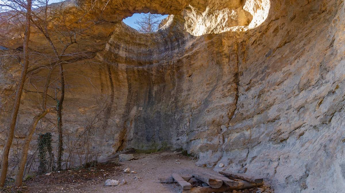 "Дырявая" пещера Тешкли-Коба в урочище Таш-Джарган. Крым.