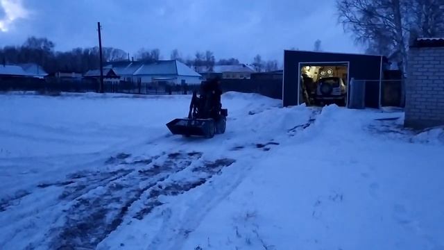 Самодельный мини погрузчик из жигулей - чистка снега (жизнь в деревне)