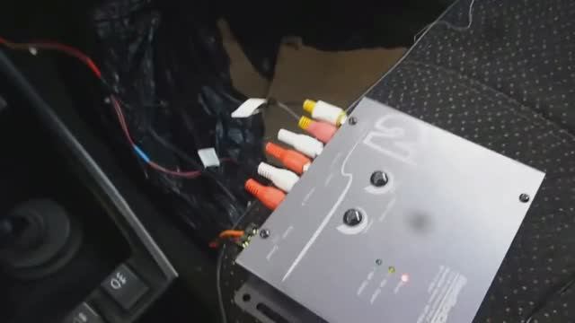 Фон (помехи), наводки в поканальной схеме в автозвуке.