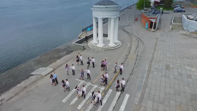 Очень не стандартный клип школьного выпускного
