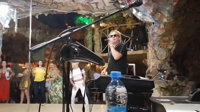 Певец Рома Жуков.