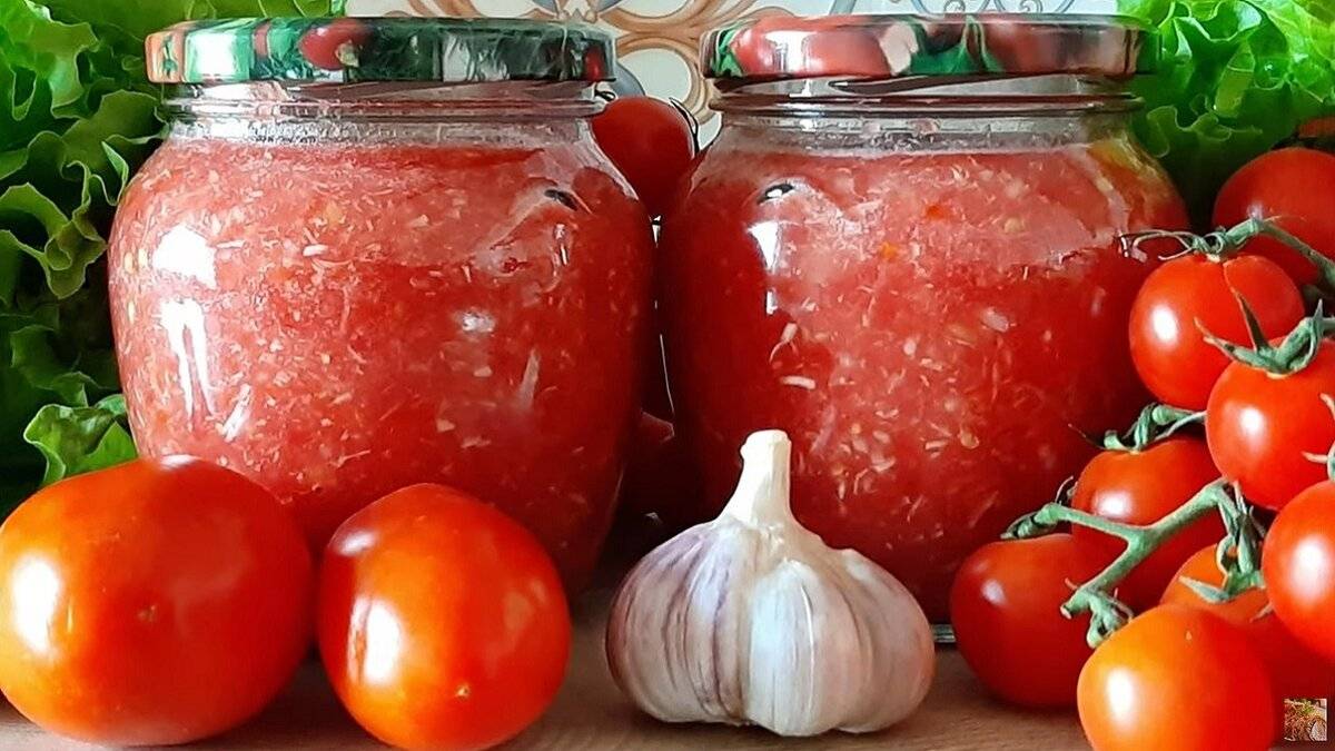 Сырая аджика из помидор и чеснока и хрена на зиму без варки