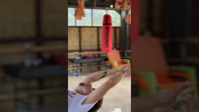 Поза вытянутых рук. Растягиваем позвоночник.