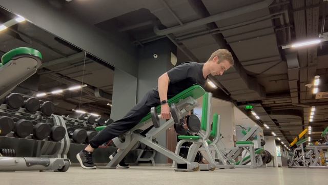 Горизонтальная тяга с гантелями лёжа животом на наклонной