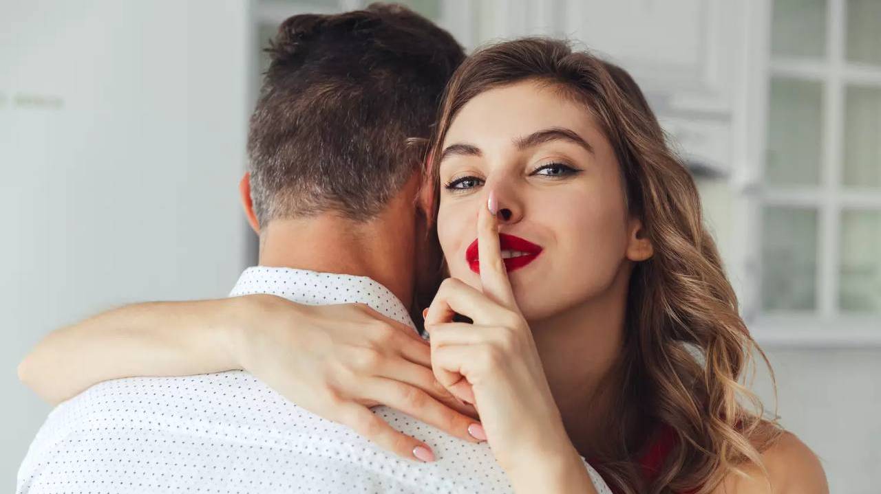 Манипуляции в обществе: Как нас обесценивают и что с этим делать?