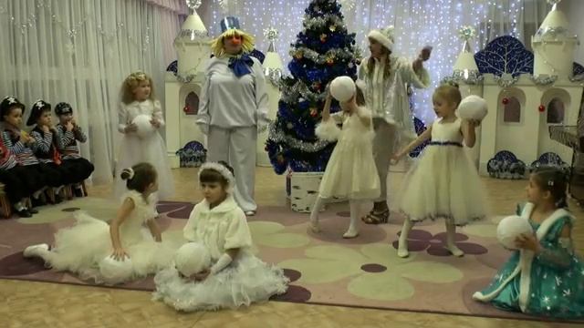 11 ТАНЕЦ СНЕЖИНОК с СНЕЖКАМИ
