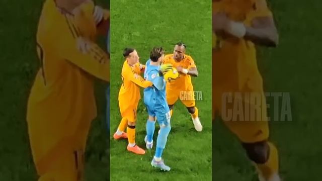 Вот так вратарь Валенсии провоцировал Винисиуса