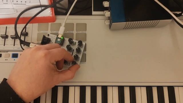 Синтезатор с 8 ручками.