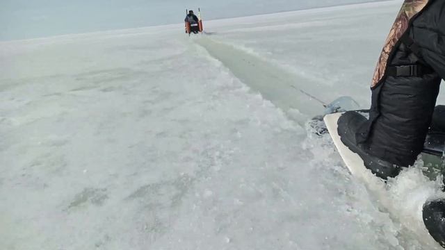 В санях за мототолкачом на веревке 15 метров  Так безопасней  Последний лед с промоинами. 2022.04.14