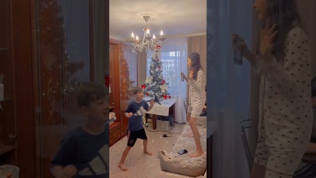 Когда нарядили елочку) #дети #новыйгод #семья #семейныйюмор #юмор #танцы