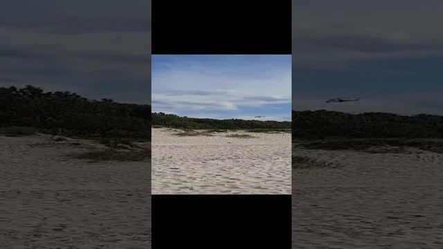 Современный вертолет на пляже 现代直升机在海滩上