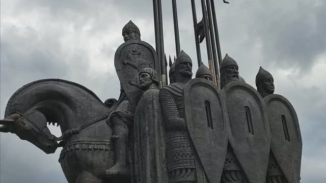 Псков: Снетогорский монастырь и монумент "Ледовое побоище".