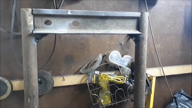 пресс на коленке  против ступицы