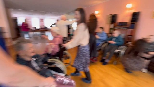 КАТЮША. ВОЛОНТЁРЫ НА ПРАЗДНИКЕ В ДОМЕ ПРЕСТАРЕЛЫХ КИКЕРИНО. ТАНЦЕВАЛЬНЫЙ КОЛЛЕКТИВ "ЭКСПРОМТ".