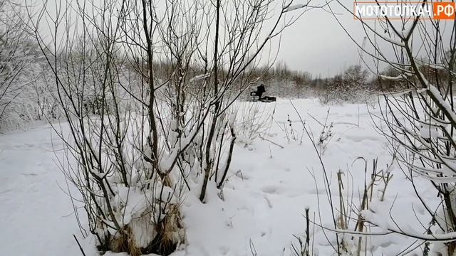 По снежным буграм и склонам на мотобуксировщике с колесо лыжным модулем