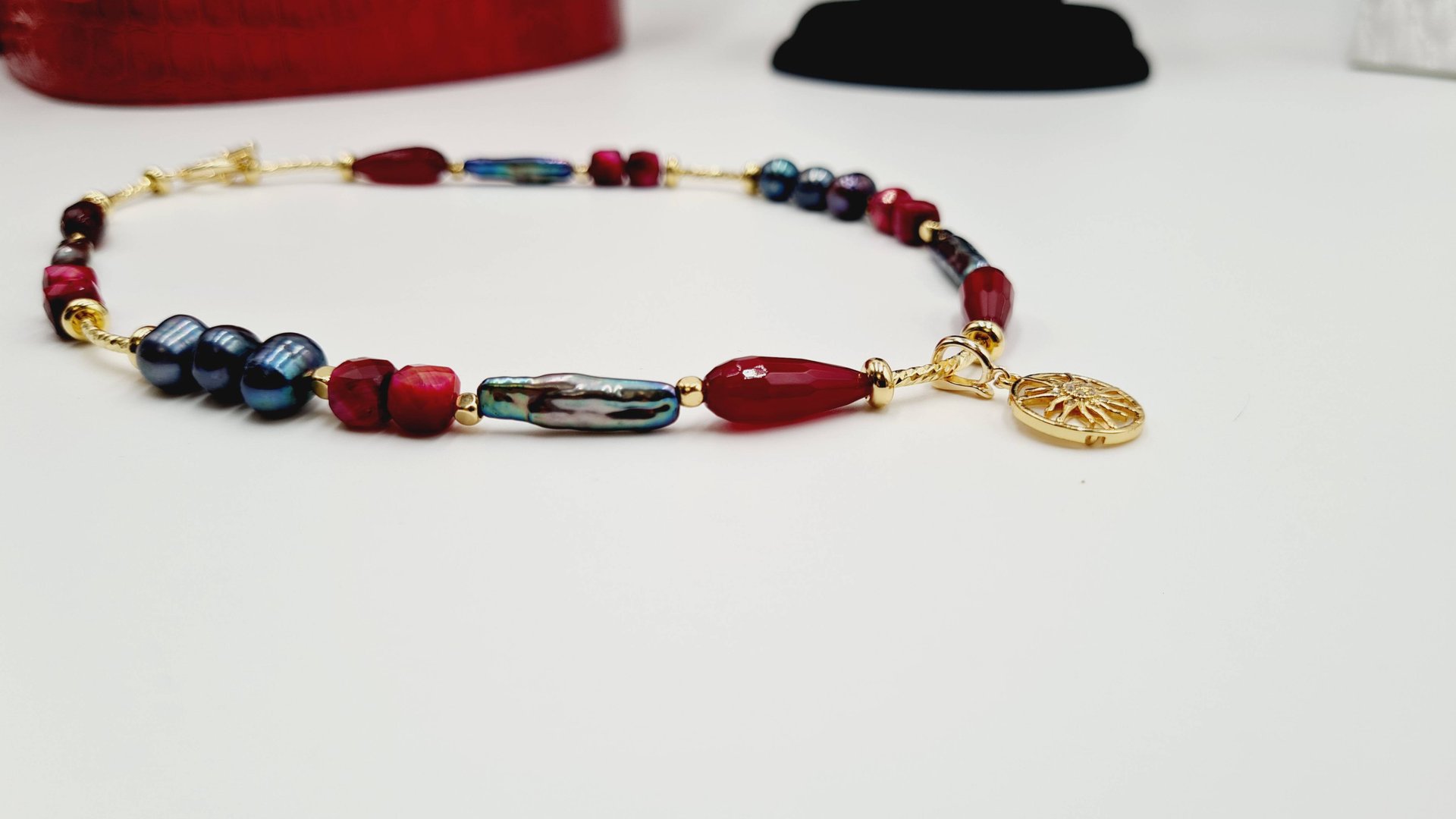 Барочный шик: чокер мечты из жемчуга и халцедона